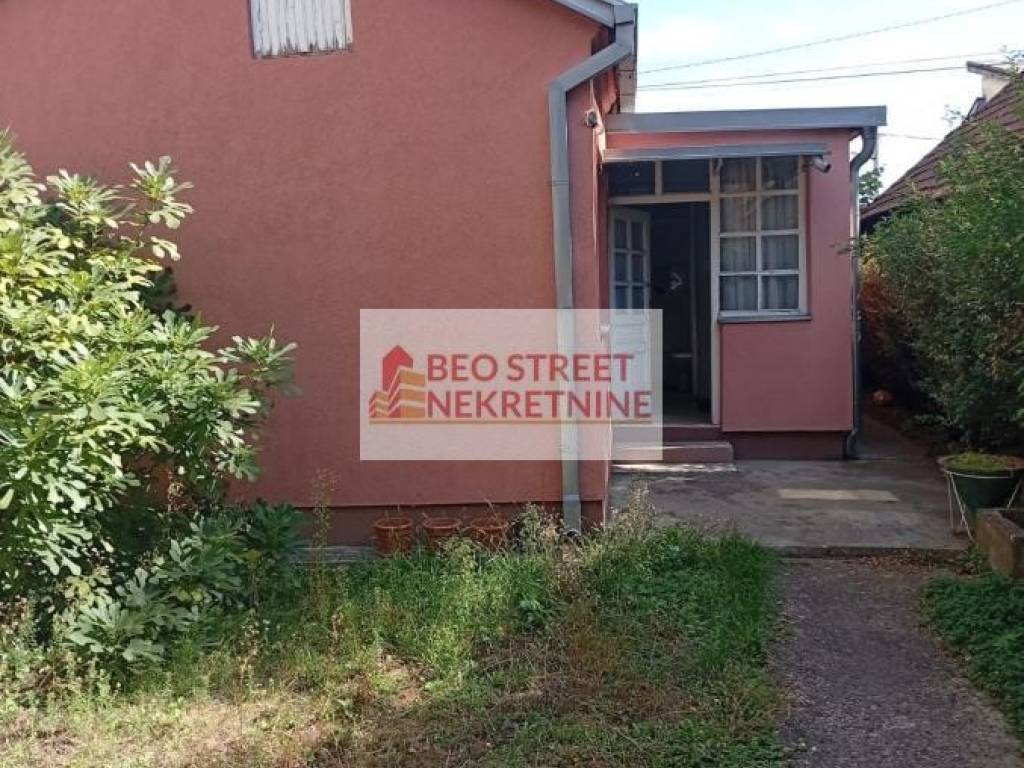 Samostalna porodična vila 215 m², u dobrom stanju, Centar, Kraljevo