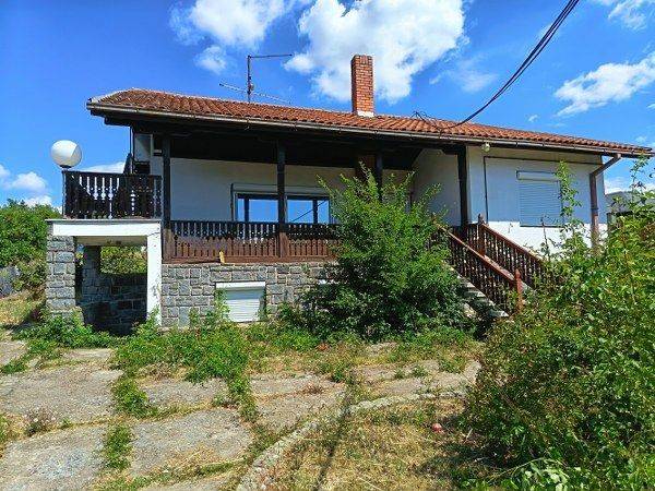Samostalna porodična vila 113 m², u dobrom stanju, Aerodrom, Kragujevac