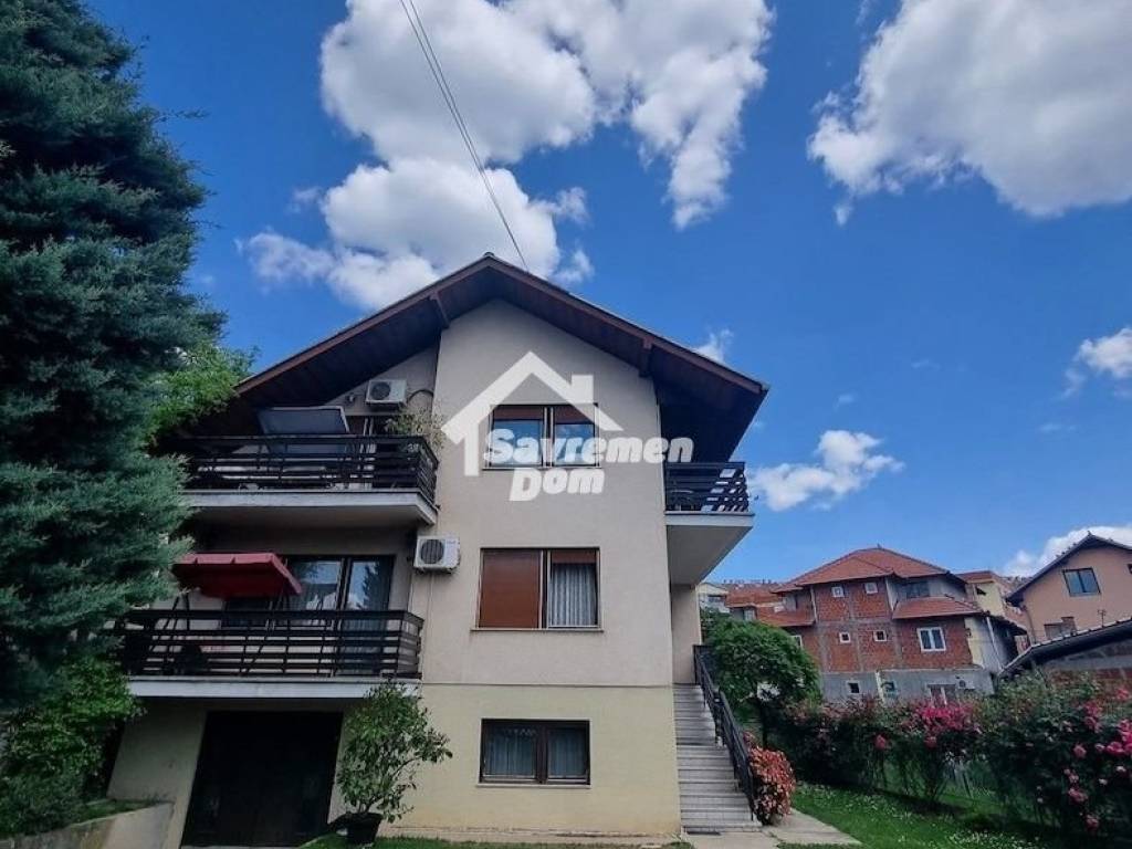 Samostalna porodična kuća 320 m², za renoviranje, Stara Varoš, Kragujevac
