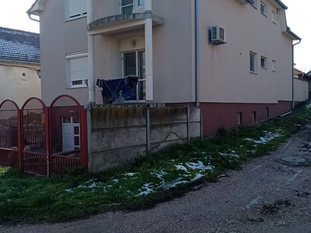 Samostalna porodična kuća 320 m², Centar, Inđija