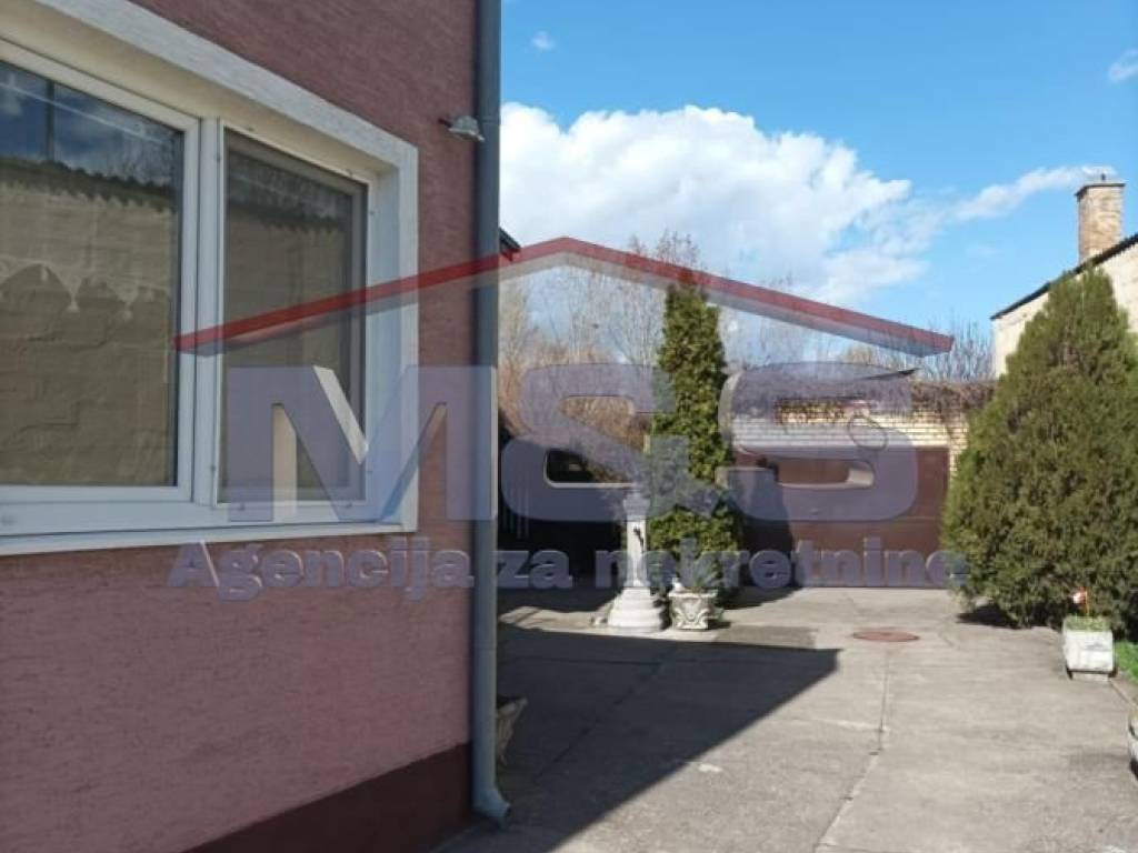 Samostalna porodična kuća 236 m², odlično stanje, Ruma