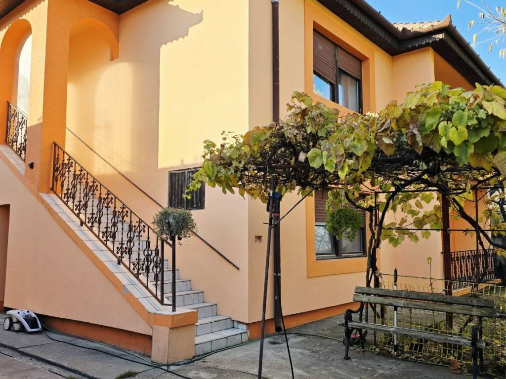 Samostalna porodična kuća 408 m², Centar 1, Subotica