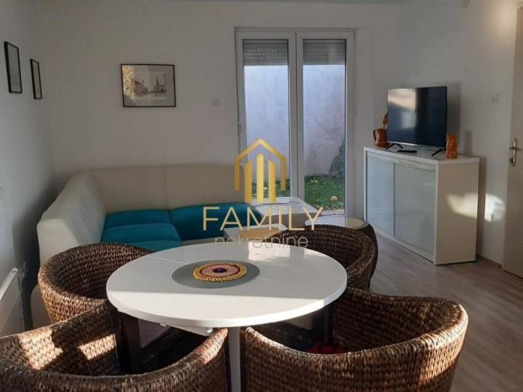 Samostalna porodična vila 80 m², u dobrom stanju, Centar, Irig