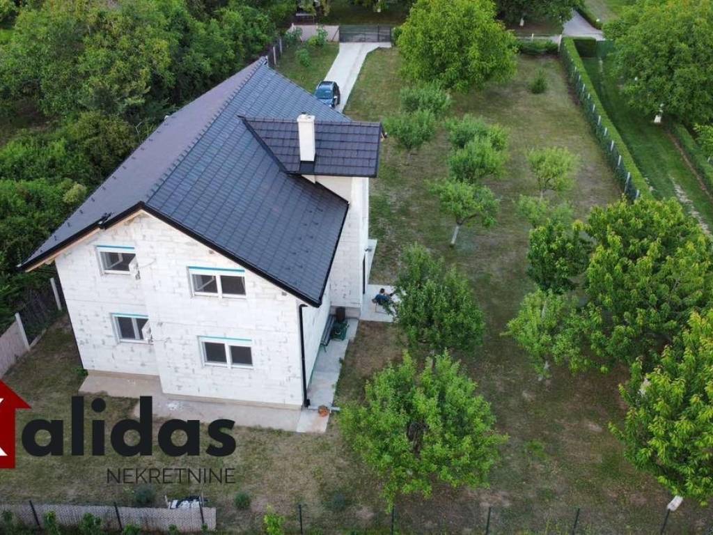 Samostalna porodična kuća 150 m², novo, Centar, Inđija