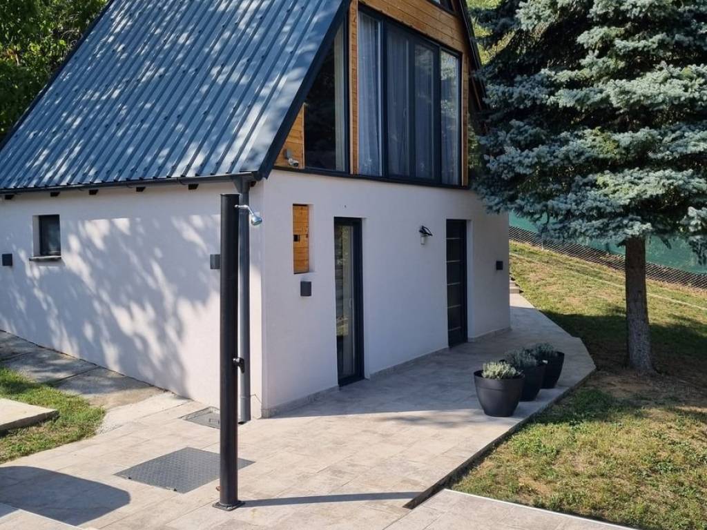 Samostalna porodična kuća 46 m², novo, Sremska Kamenica Centar, Novi Sad
