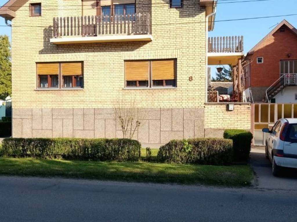 Samostalna porodična kuća 420 m², Centar, Inđija