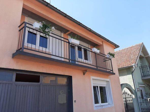 Samostalna porodična kuća 251 m², Centar, Inđija