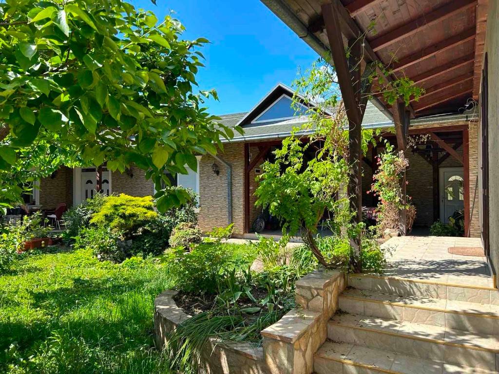 Samostalna porodična vila 250 m², Crepaja, Kovačica