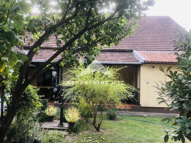 Samostalna porodična kuća 206 m², odlično stanje, Zrenjanin