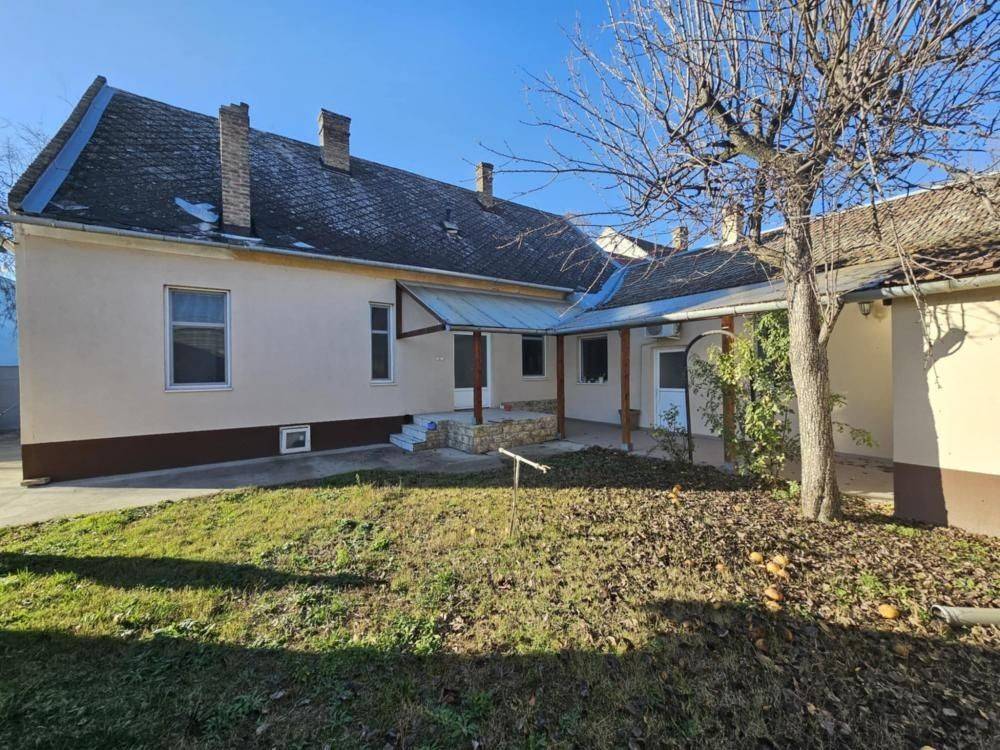 Samostalna porodična kuća 204 m², odlično stanje, Centar 1, Subotica