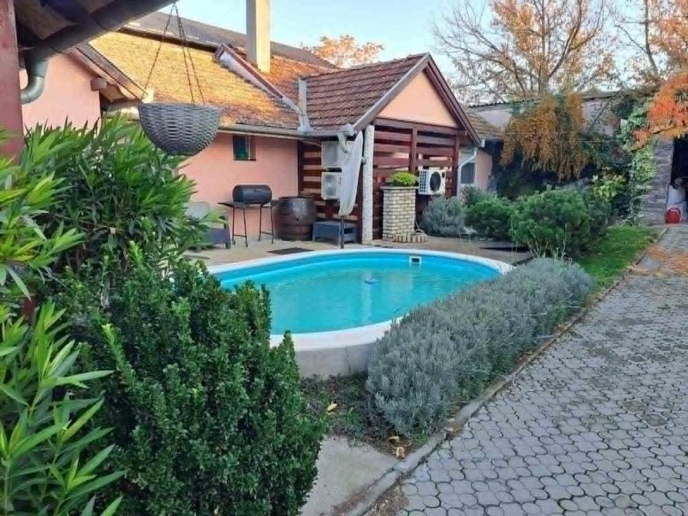 Samostalna porodična kuća 249 m², odlično stanje, Centar 1, Subotica
