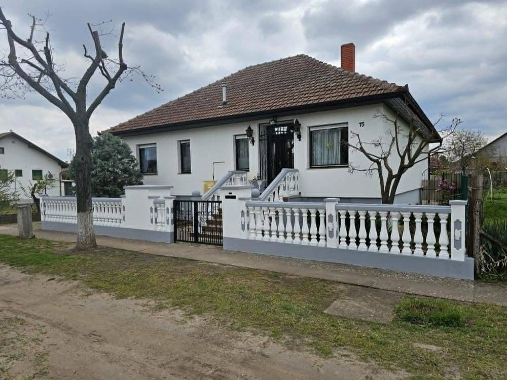 Samostalna porodična kuća 146 m², odlično stanje, Centar 1, Subotica