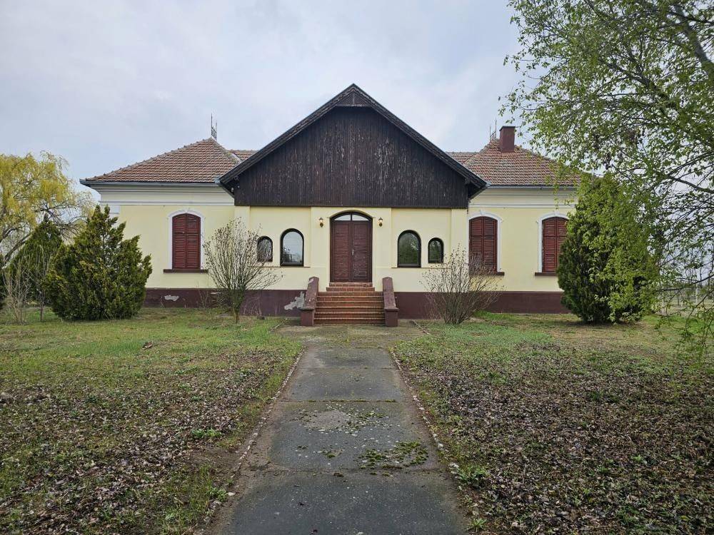 Samostalna porodična kuća 530 m², odlično stanje, Centar 1, Subotica