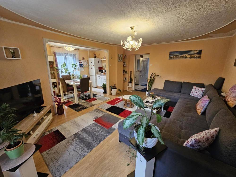 Samostalna porodična kuća 230 m², odlično stanje, Centar 1, Subotica