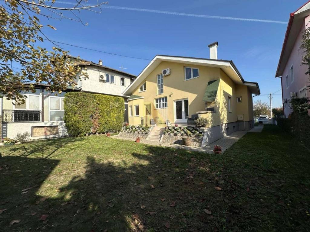 Samostalna porodična vila 298 m², u dobrom stanju, Klisa, Novi Sad