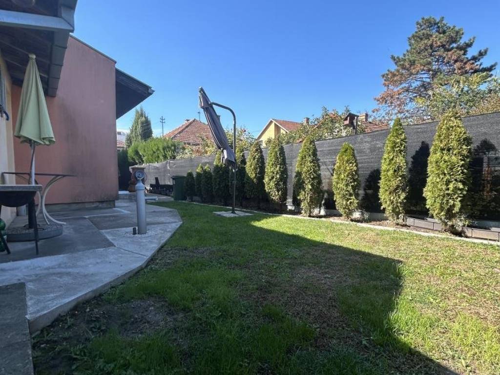 Samostalna porodična vila 138 m², u dobrom stanju, Stari Telep, Novi Sad