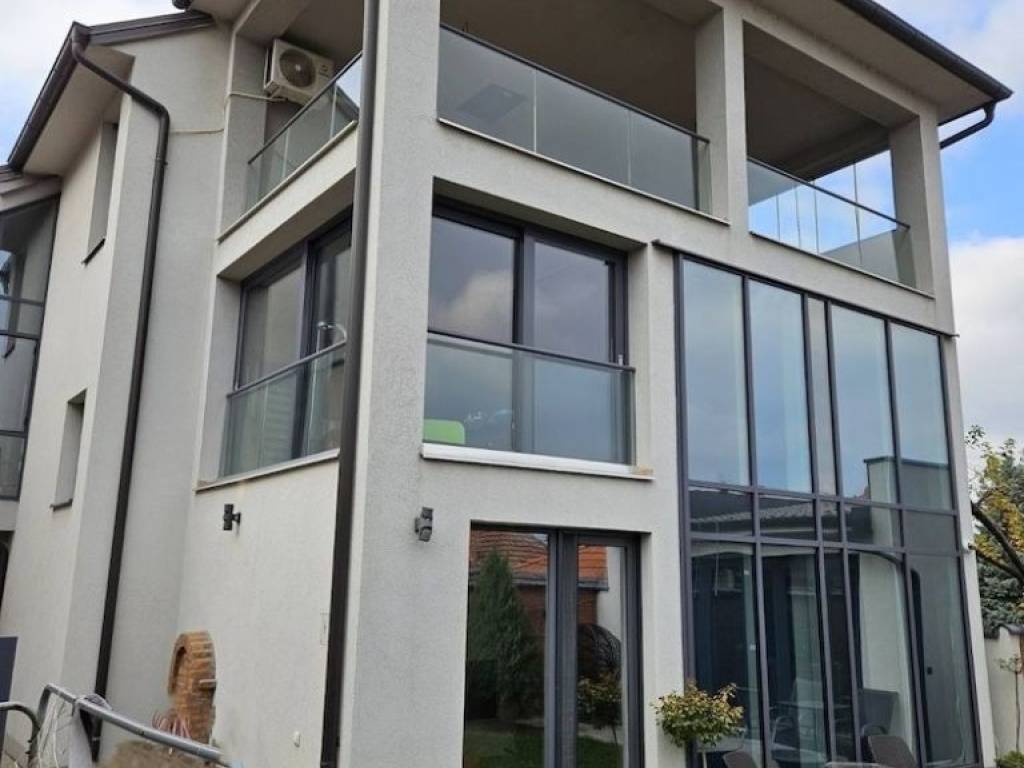 Samostalna porodična vila 298 m², u dobrom stanju, Pivara, Kragujevac