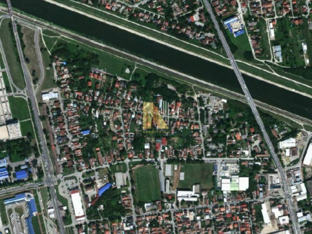 Samostalna porodična vila 203 m², u dobrom stanju, Salajka, Novi Sad