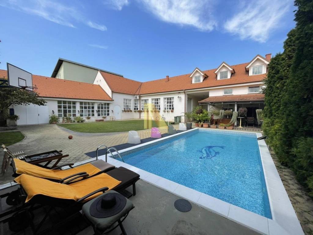 Samostalna porodična vila 340 m², u dobrom stanju, Novi Telep, Novi Sad