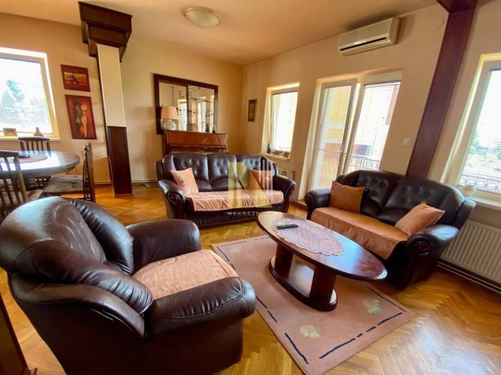 Samostalna porodična vila 296 m², u dobrom stanju, Centar - Stari Majur, Novi Sad