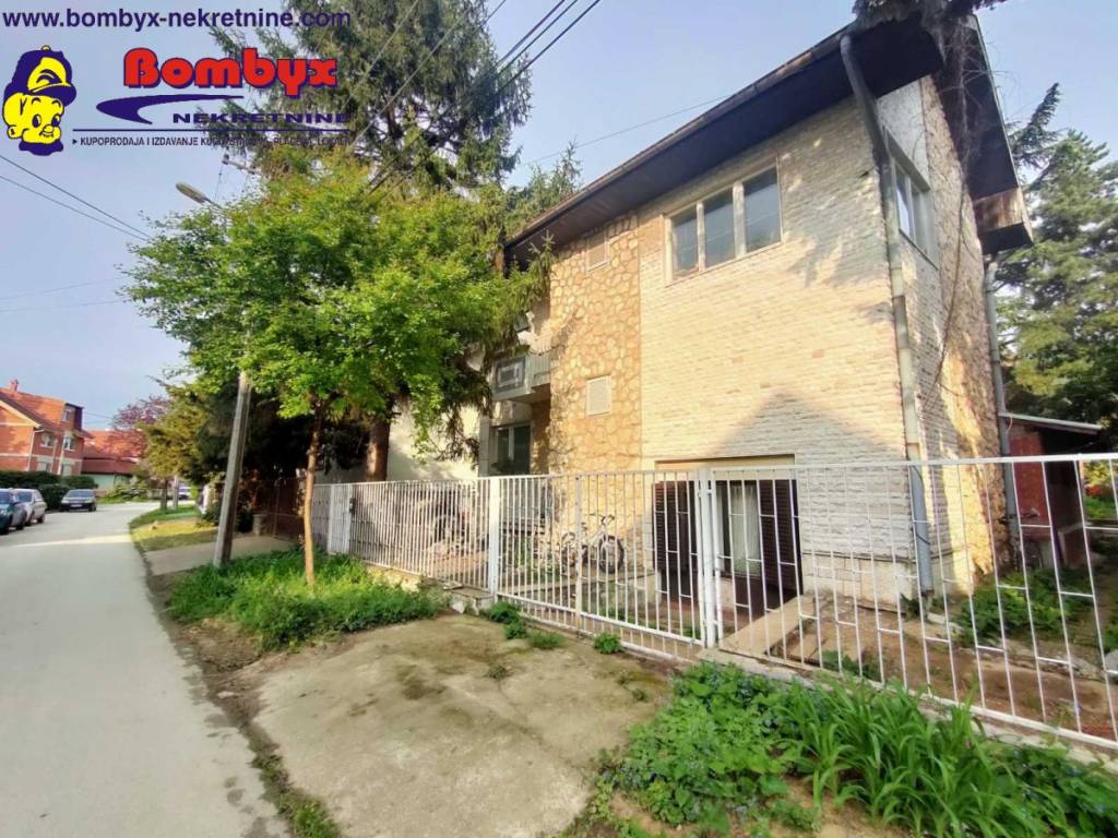 Samostalna porodična vila 241 m², u dobrom stanju, Sremska Kamenica Centar, Novi Sad