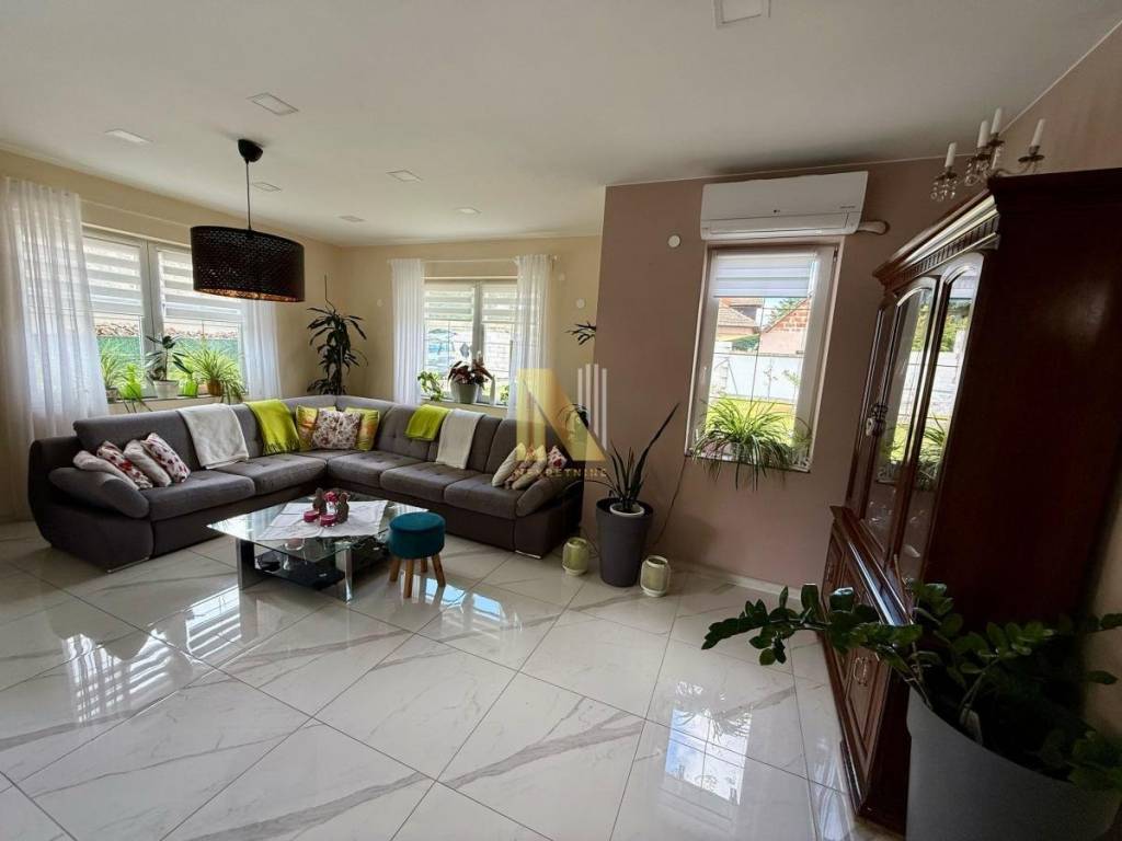 Samostalna porodična vila 182 m², u dobrom stanju, Centar 1, Subotica