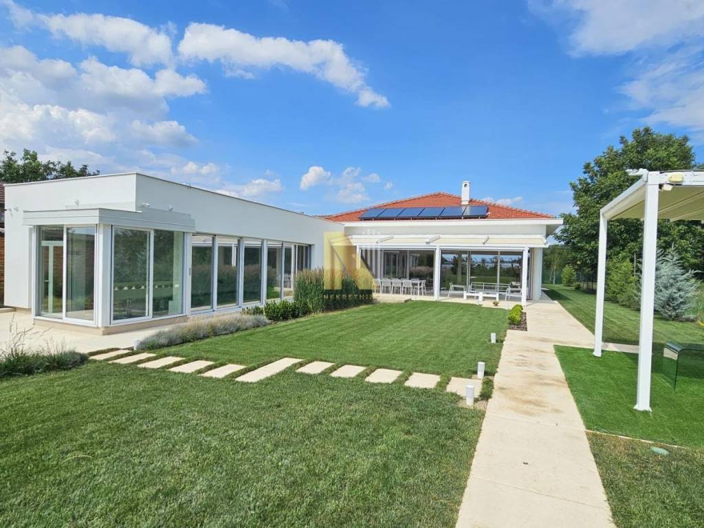 Samostalna porodična vila 333 m², novo, Centar, Stara Pazova