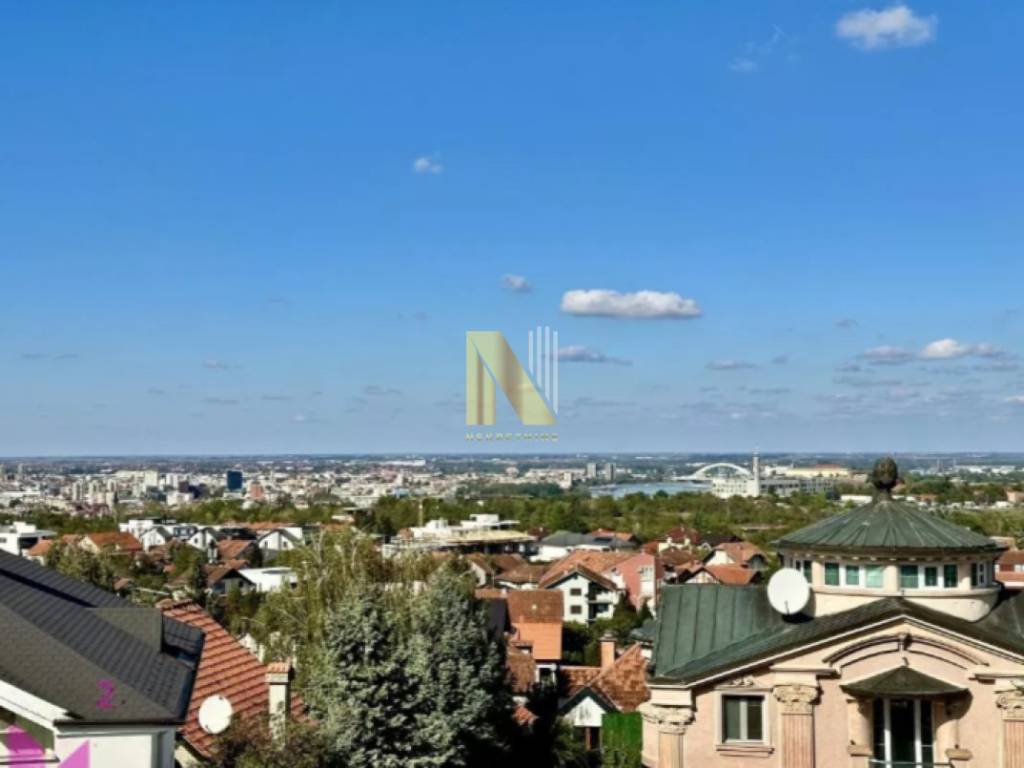 Samostalna porodična vila 550 m², u dobrom stanju, Centar - Stari Majur, Novi Sad