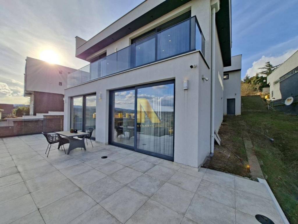 Samostalna porodična vila 230 m², novo, Centar - Novi Bulevar, Novi Sad