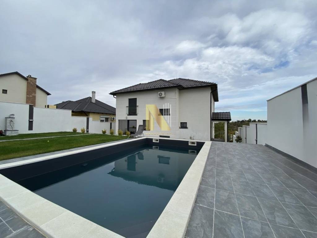 Samostalna porodična vila 327 m², novo, Centar, Sremski Karlovci