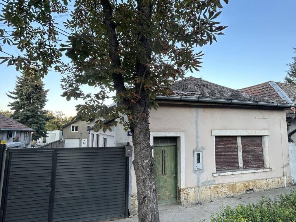 Samostalna porodična vila 346 m², u dobrom stanju, Novi Majur - Blok 8, Novi Sad