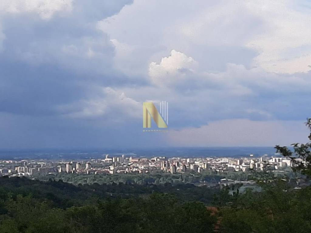 Samostalna porodična vila 150 m², u dobrom stanju, Centar - Novi Bulevar, Novi Sad