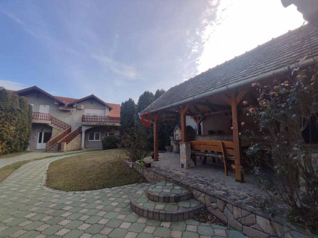 Samostalna porodična vila 630 m², u dobrom stanju, Gat, Mali Bajmok, Subotica