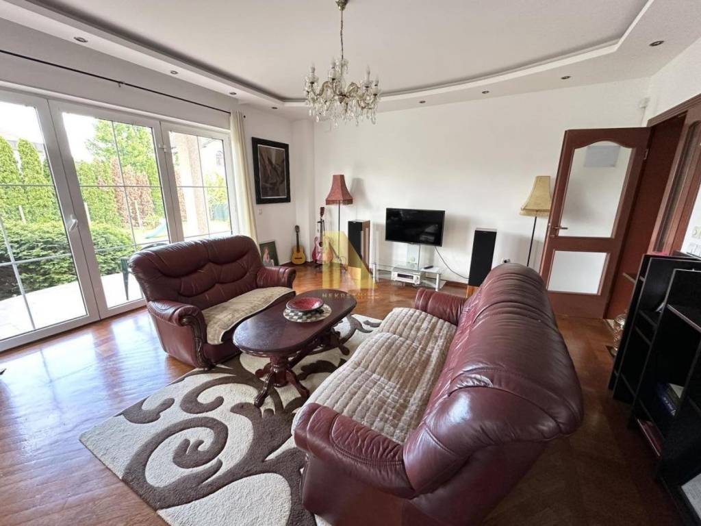 Samostalna porodična vila 338 m², u dobrom stanju, Centar - Novi Bulevar, Novi Sad