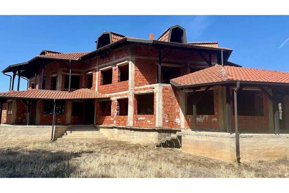 Samostalna porodična vila Apatinska, Bulevar Nemanjića - Dom zdravlja - Bulevar zona III, Niš