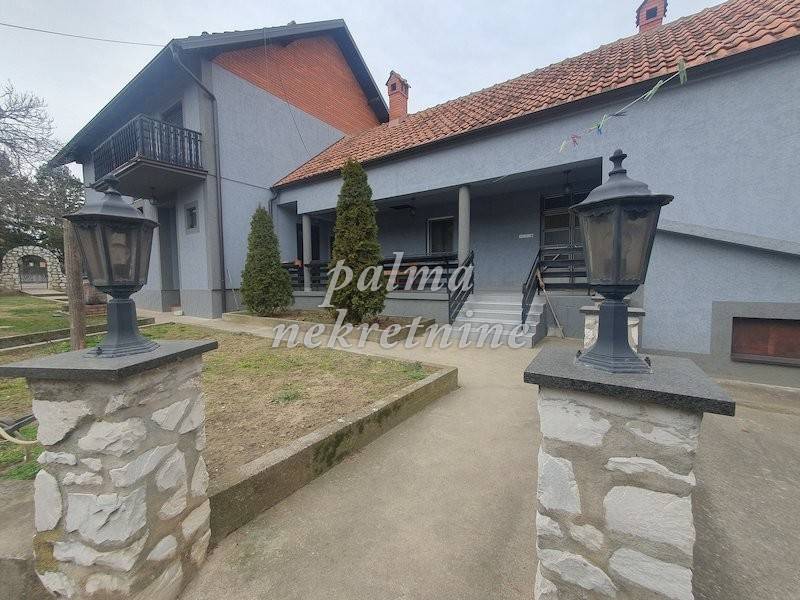 Samostalna porodična vila 600 m², za renoviranje, Lapovo