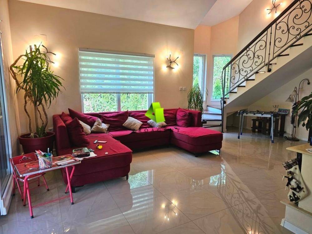 Samostalna porodična vila 180 m², u dobrom stanju, Bulevar Nemanjića - Dom zdravlja - Bulevar zona III, Niš