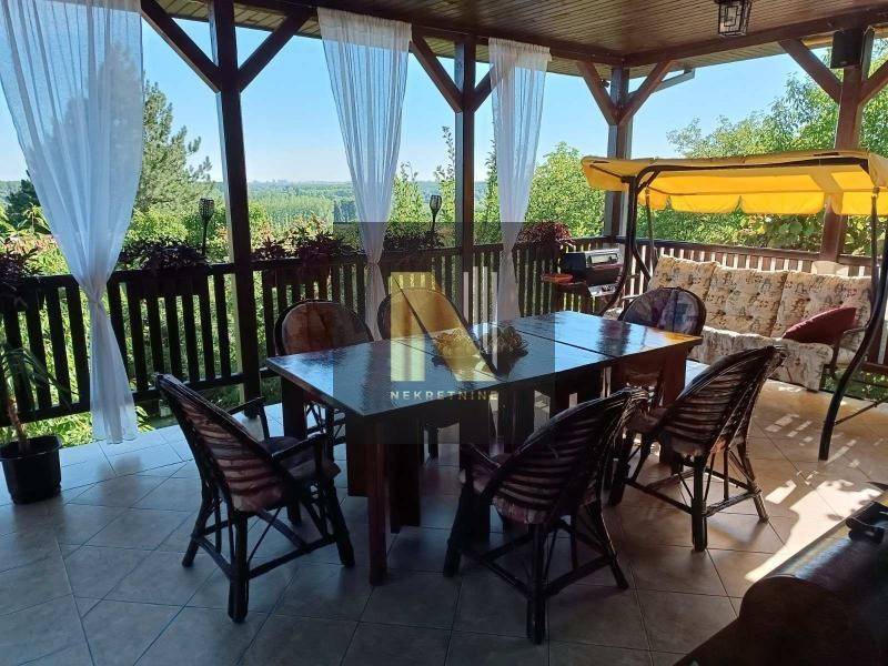 Samostalna porodična vila 160 m², u dobrom stanju, Centar - Novi Bulevar, Novi Sad
