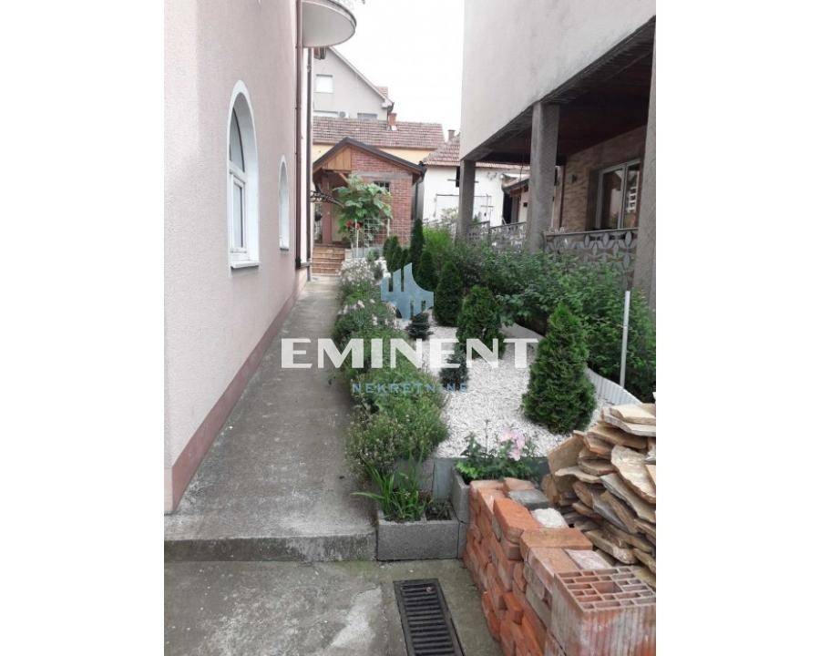 Samostalna porodična vila 322 m², u dobrom stanju, Stara Varoš, Kragujevac