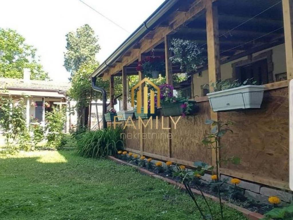 Samostalna porodična vila 103 m², u dobrom stanju, Centar, Sremski Karlovci