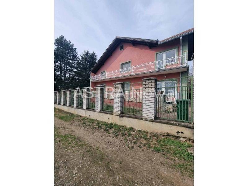 Samostalna porodična vila 495 m², novo, Centar, Irig