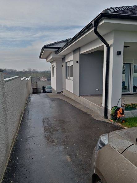 Samostalna porodična kuća 248 m², novo, Centar, Inđija
