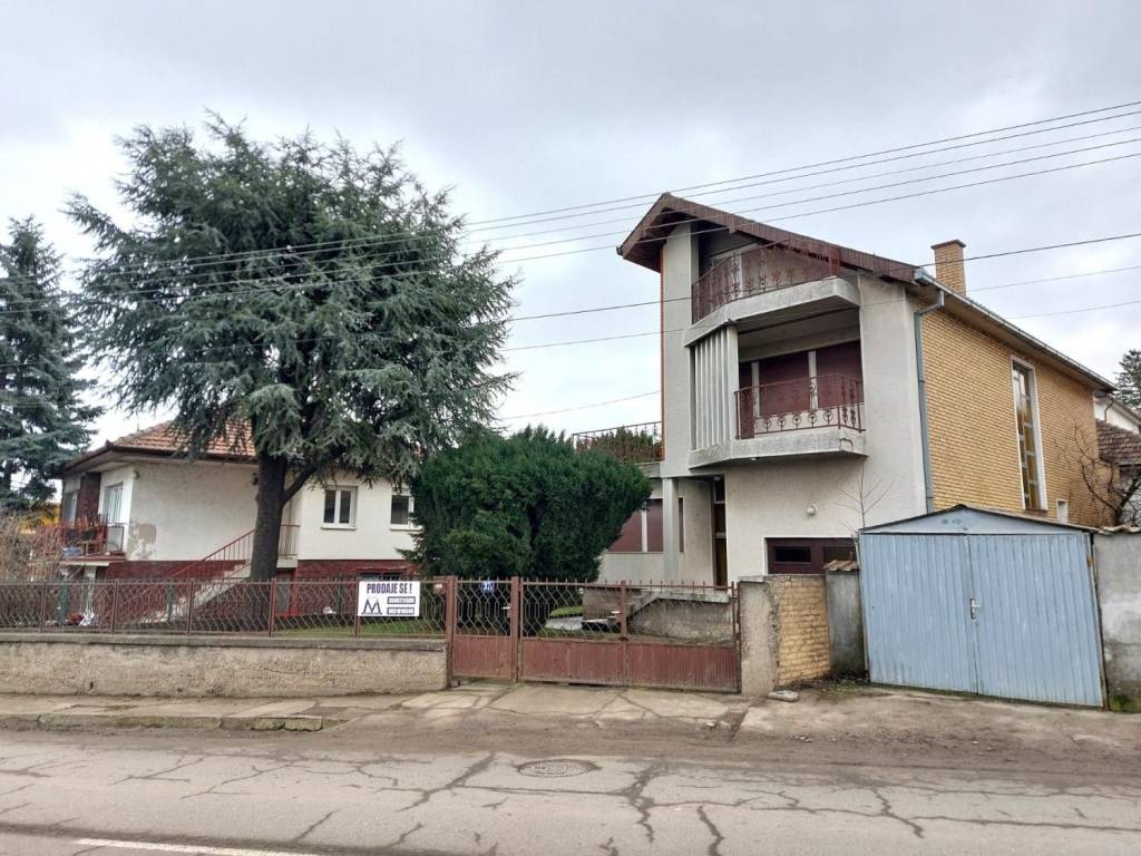 Samostalna porodična kuća 300 m², Sremska Kamenica Centar, Novi Sad