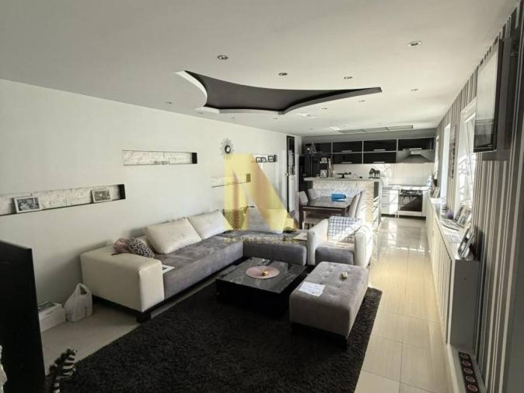 Samostalna porodična vila 130 m², u dobrom stanju, Salajka, Novi Sad