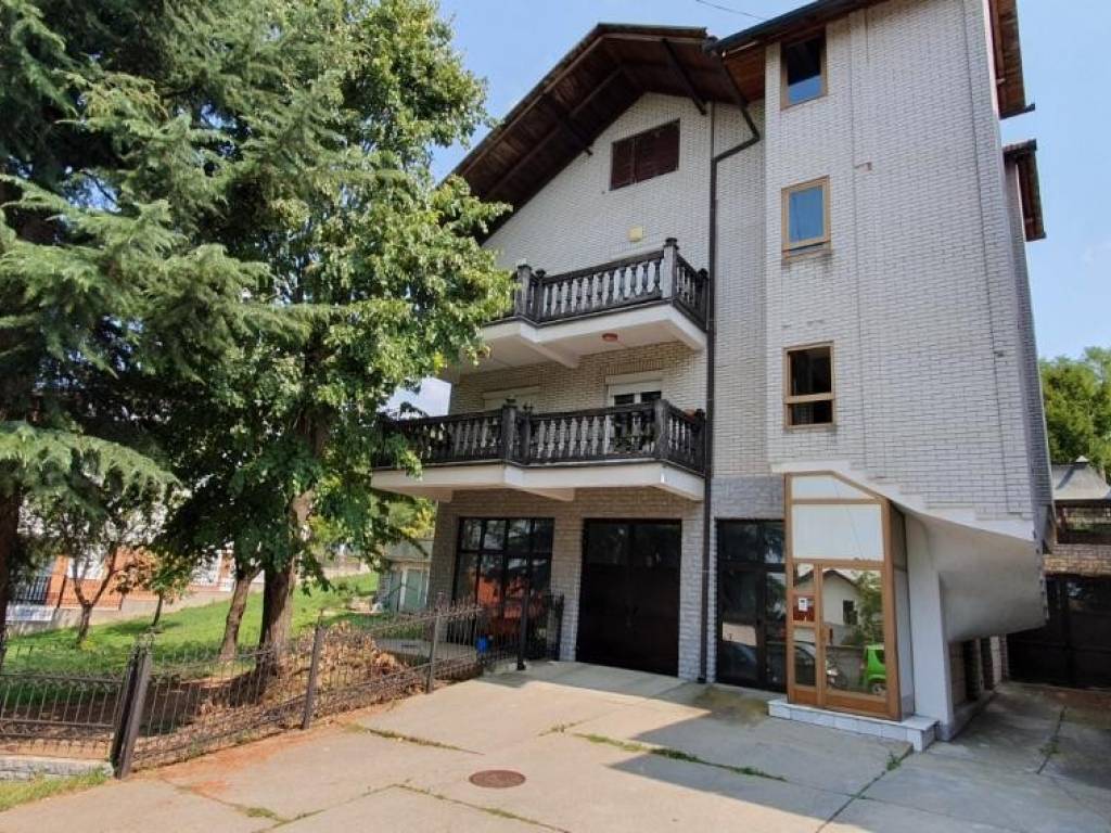 Samostalna porodična vila 600 m², novo, Centar - Stari Majur, Novi Sad