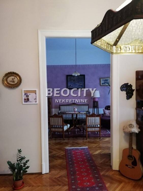 Samostalna porodična vila 187 m², u dobrom stanju, Stari Grad, Novi Sad