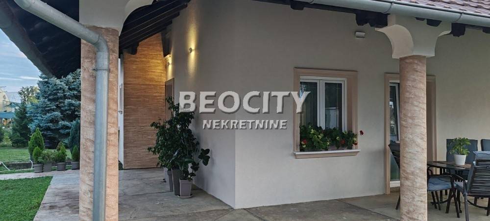 Samostalna porodična vila 250 m², u dobrom stanju, Klisa, Novi Sad