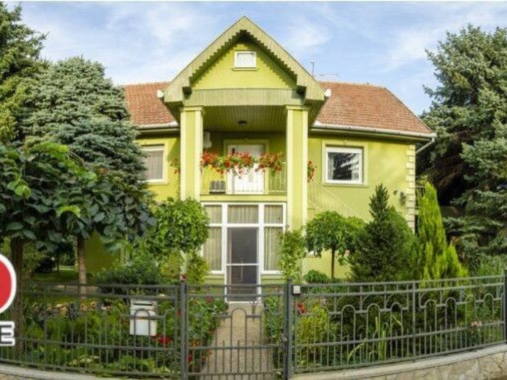 Samostalna porodična kuća 651 m², Centar 1, Subotica