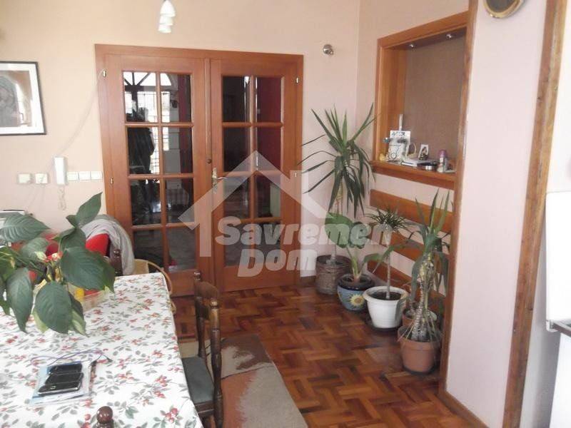 Samostalna porodična kuća 270 m², za renoviranje, Stara Varoš, Kragujevac