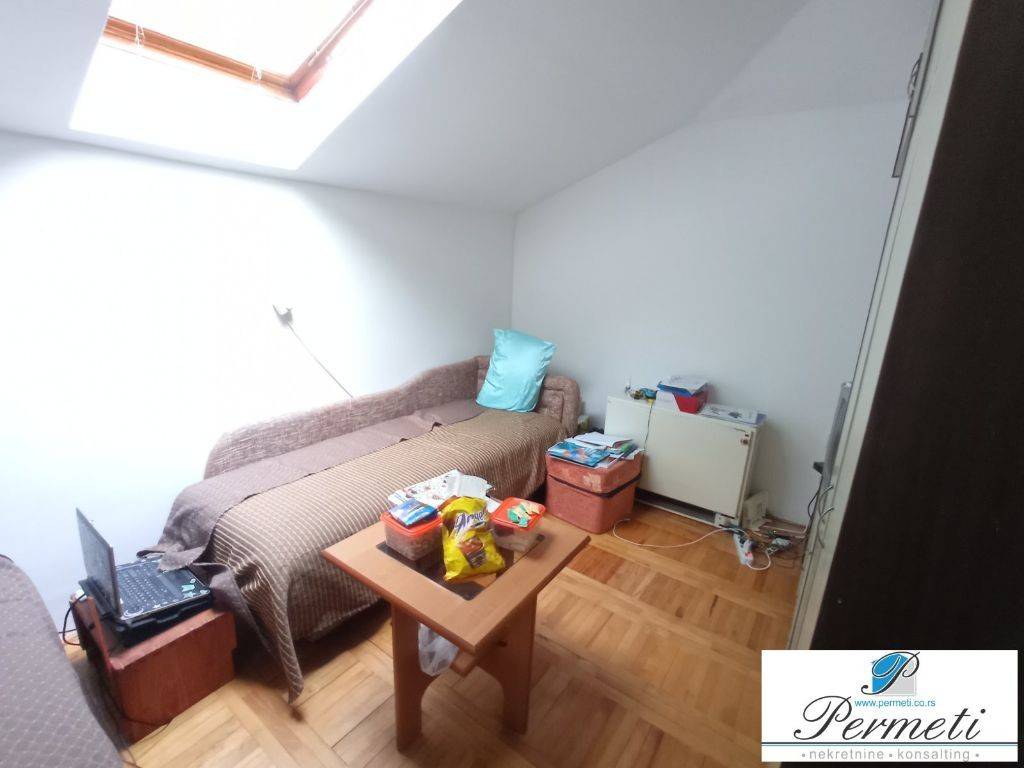 Jednosoban stan za renoviranje, peti sprat, Bulevar Nemanjića - Dom zdravlja - Bulevar zona III, Niš
